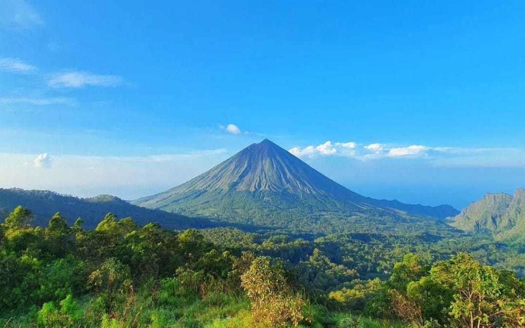 Getting to Know About Mount Inerie: Flores Highest Volcano - Letstravelntt